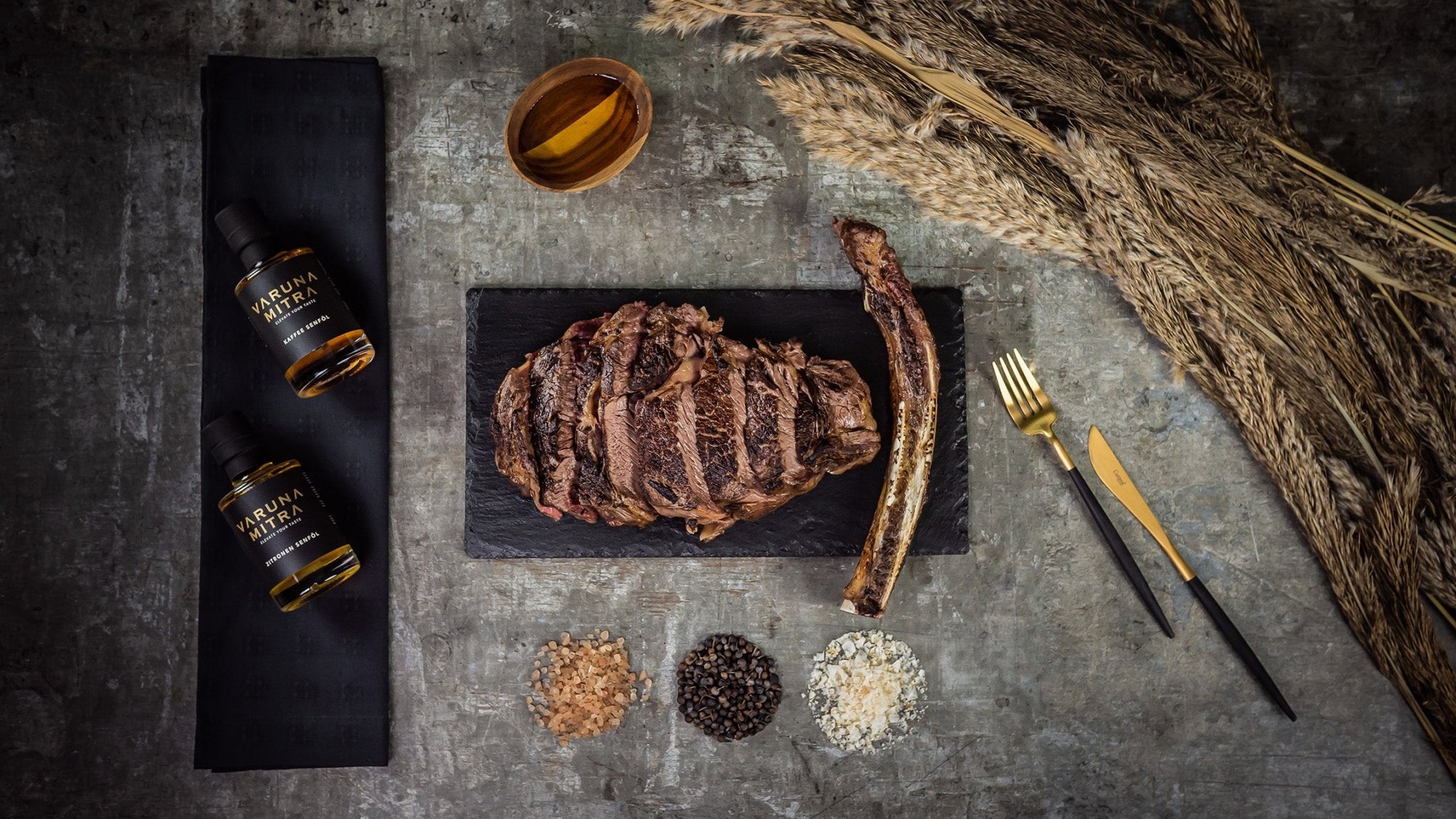Dry-aged Irish Cattle Tomahawk Steak mit Würzöl – Varuna Mitra